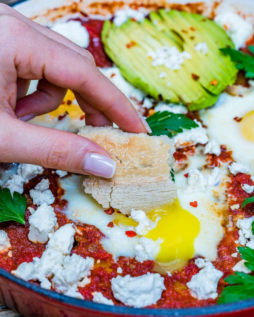 Shakshuka / Oua In Sos De Rosii - Reteta Video - Blondelish.com