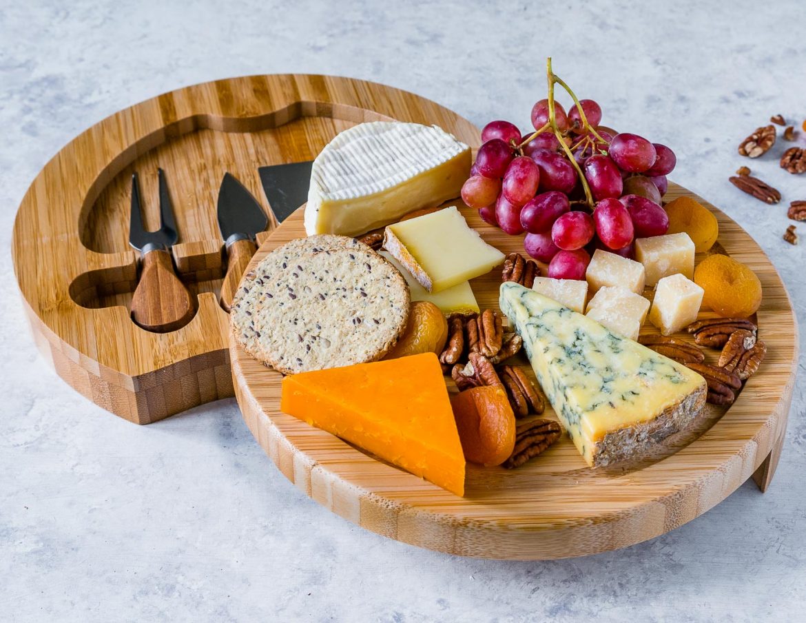 How To Make The Ultimate Holiday Cheese Board - Blondelish.com