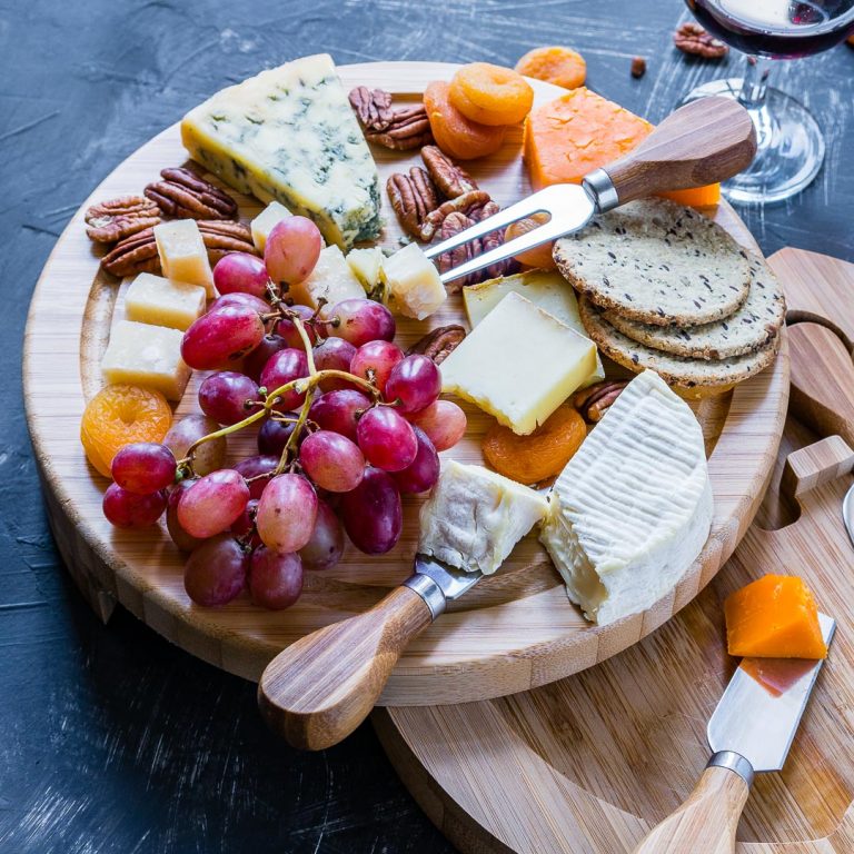 How To Make The Ultimate Holiday Cheese Board - Blondelish.com