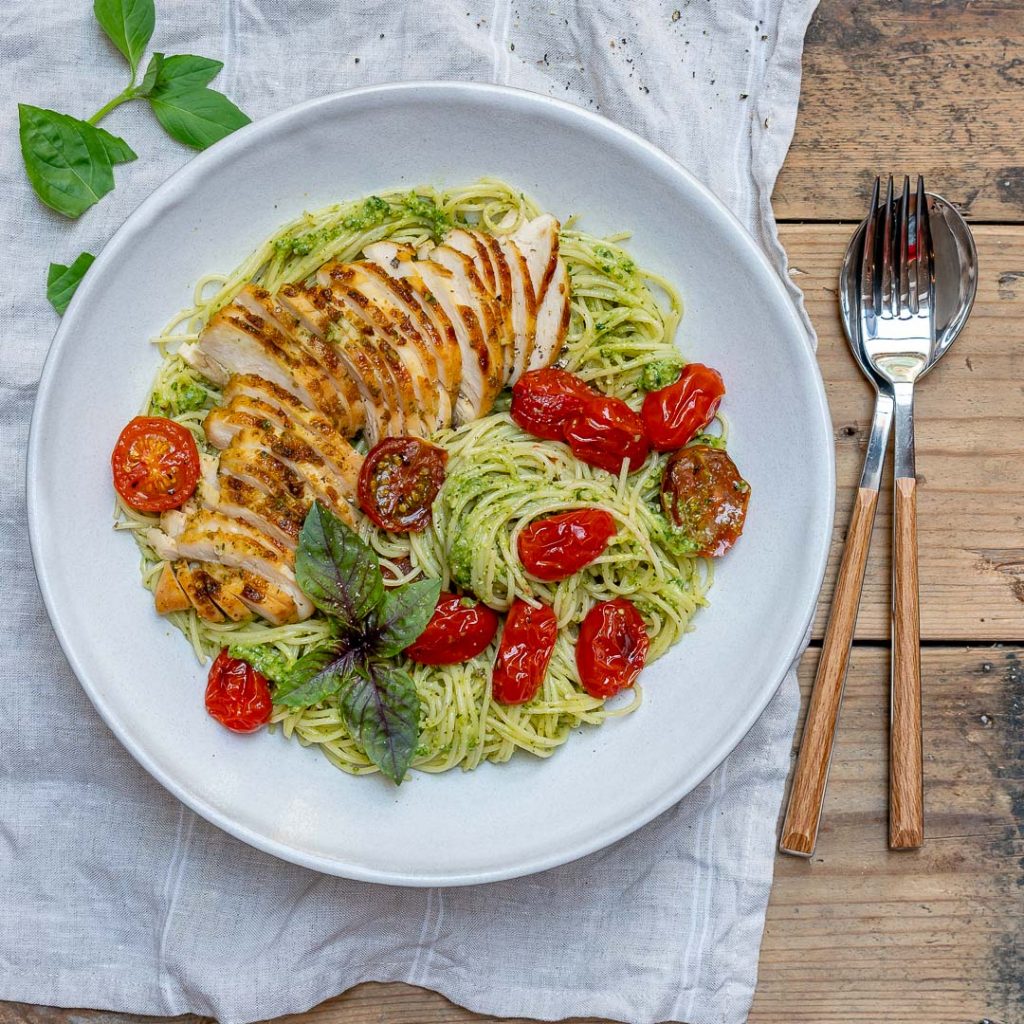 Paste Cu Pui Si Sos Pesto - Reteta Video - Blondelish.com
