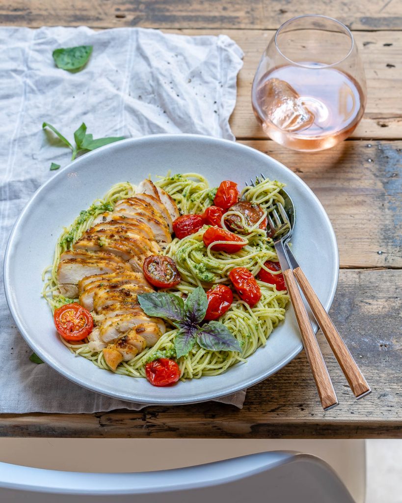 Paste Cu Pui Si Sos Pesto - Reteta Video - Blondelish.com