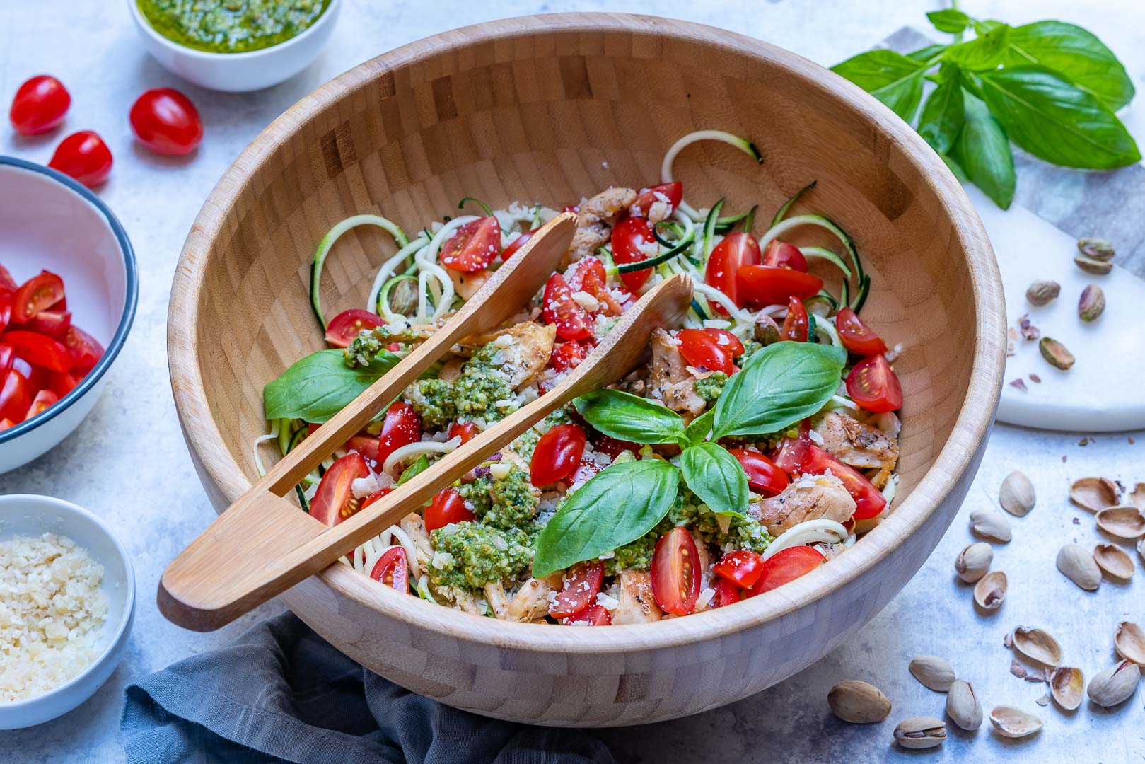 Pui Cu Sos Pesto Si Spaghete De Dovlecei (Reteta Video) - Blondelish.com