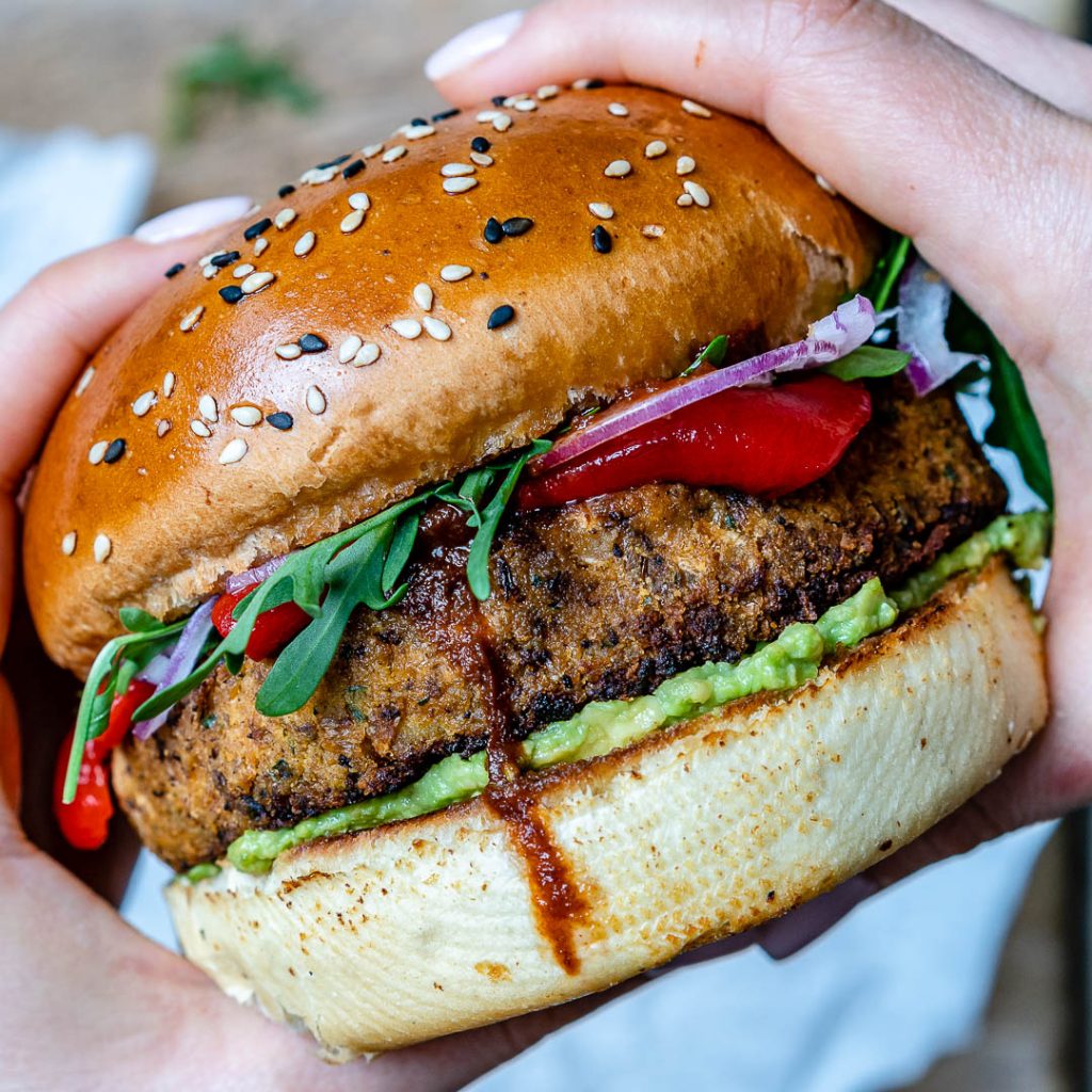 Burger Vegan Cu Conopida Si Avocado - Reteta Video - Blondelish.com