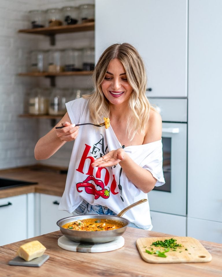 Creveti La Tigaie In Sos Alb (Reteta Keto) - Blondelish.com