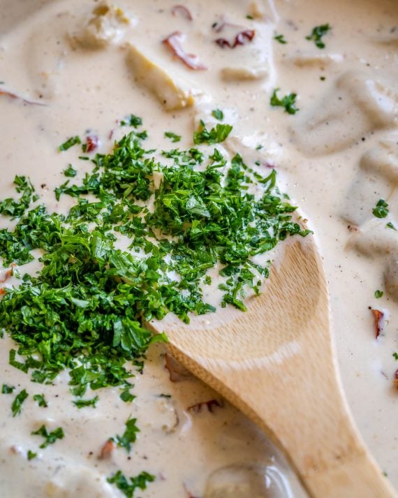 Piept De Pui La Tigaie In Sos Alb – Reteta Keto - Blondelish.com