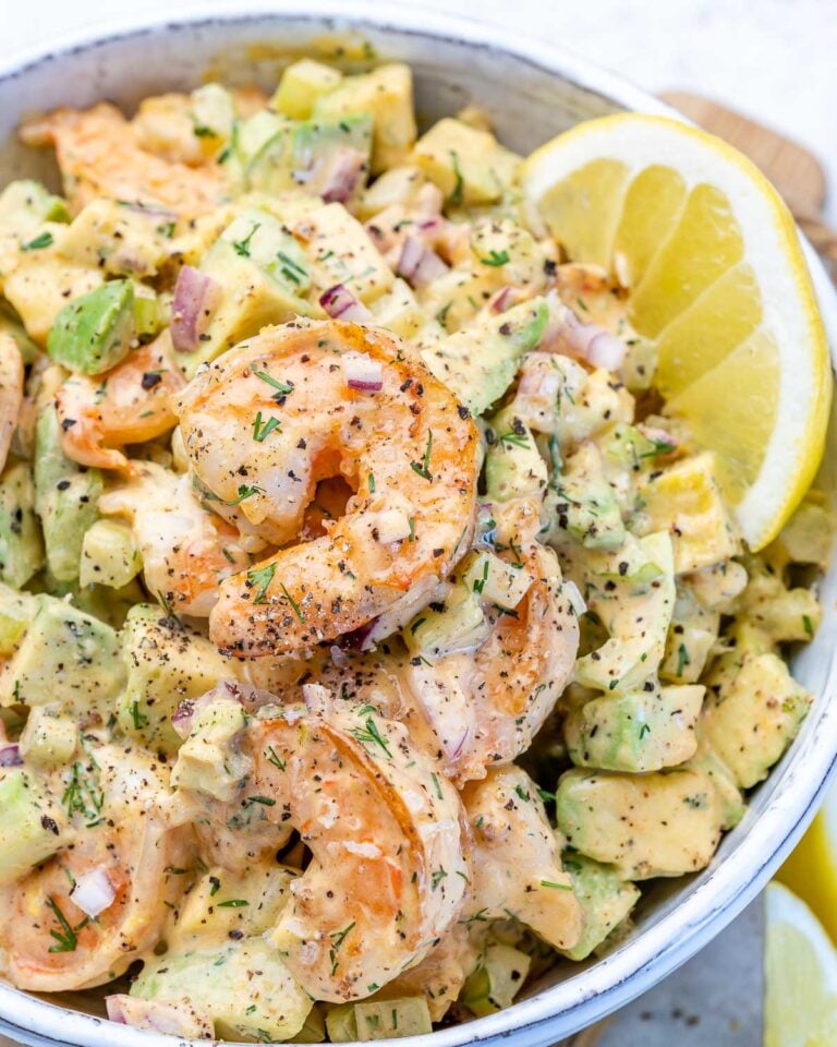 Salata Cu Avocado Si Creveti (Reteta Keto) - Blondelish.com